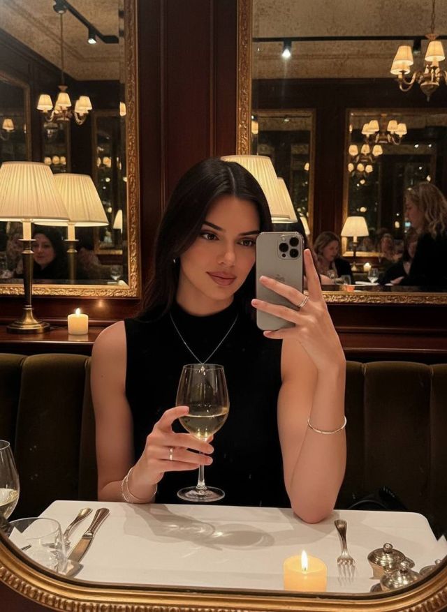 Промт Фото в зеркале для нейросети Nano Banana: | Vlex AI